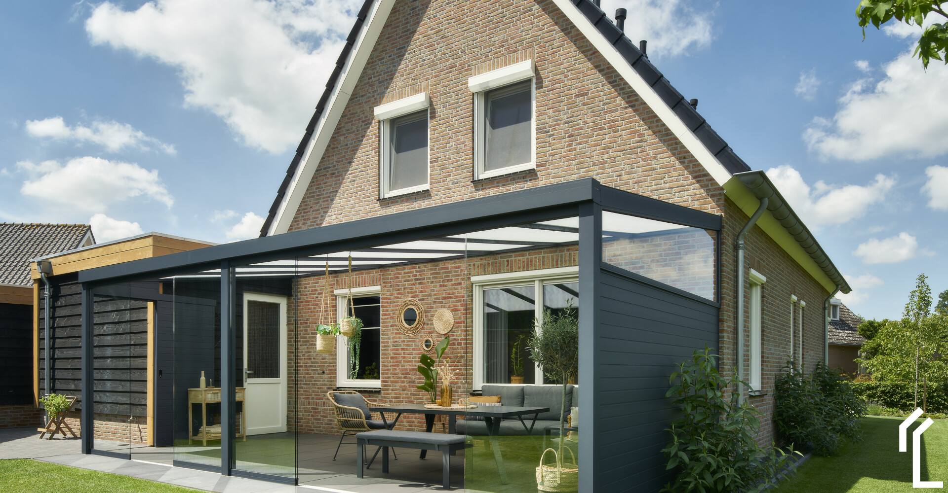 Zelf de overkapping zijkant dicht maken, doet u zo. Solundo!