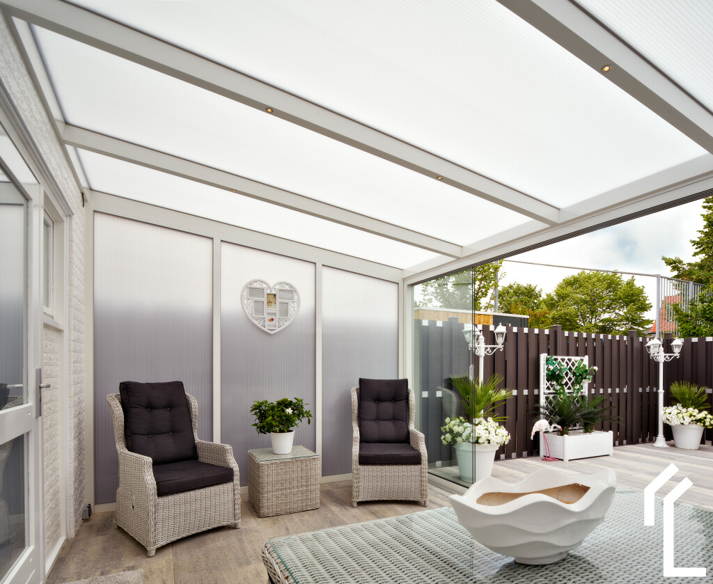 Zelf een afdak van polycarbonaat maken is best makkelijk!